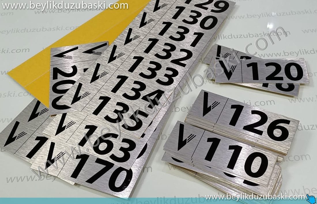 metal plaka baskı, logo ve seri numara baskılı, alüminyum plaka, arkası ...