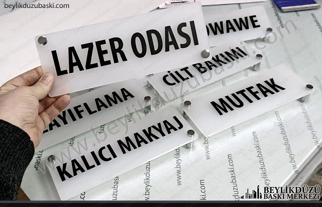 pleksi kapı tabelası, dekoratif vidalı, rakı rengi, duman rengi, kapı tabelası, kuaför güzellik ...