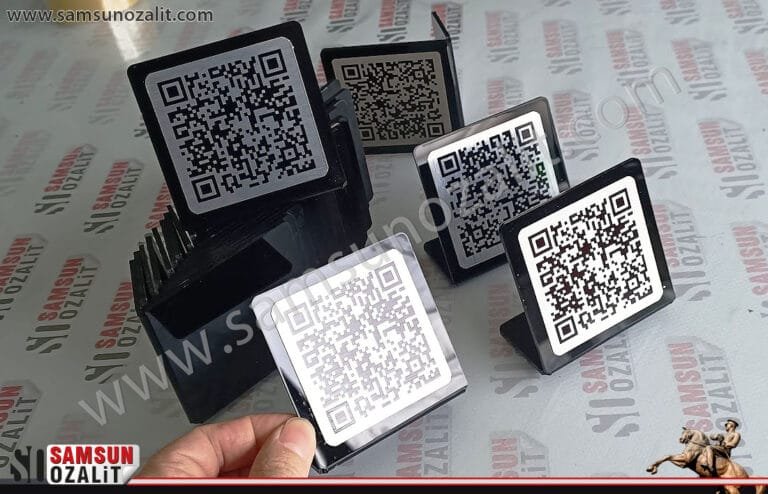 Pleksi QR kodlu masa isimliği, menü bağlantılı ürün - Samsun Ozalit